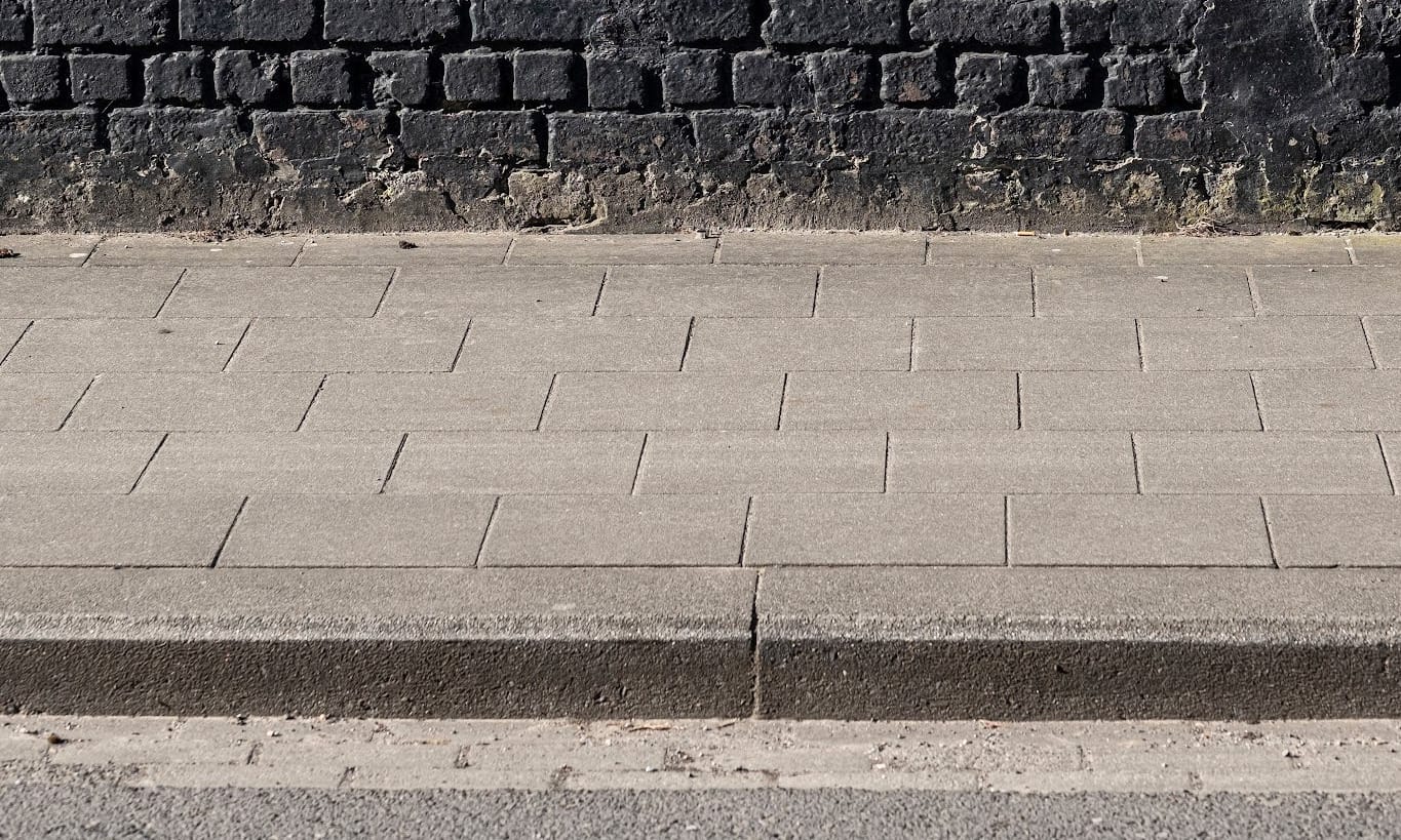 How to create a missing sidewalk map in QGIS